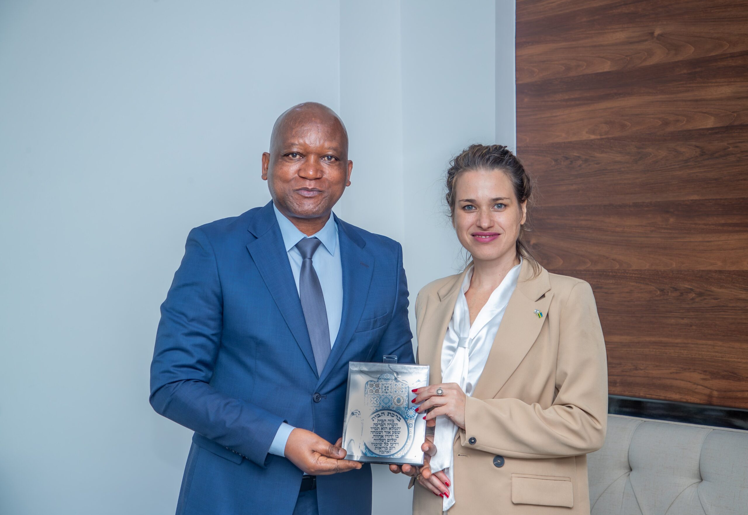 Minisitiri w’Ingabo yakiriye Ambasaderi wa Israël mu Rwanda-AMAFOTO ... Minisitiri w’Ingabo yakiriye Ambasaderi wa Israël mu Rwanda-AMAFOTO ...