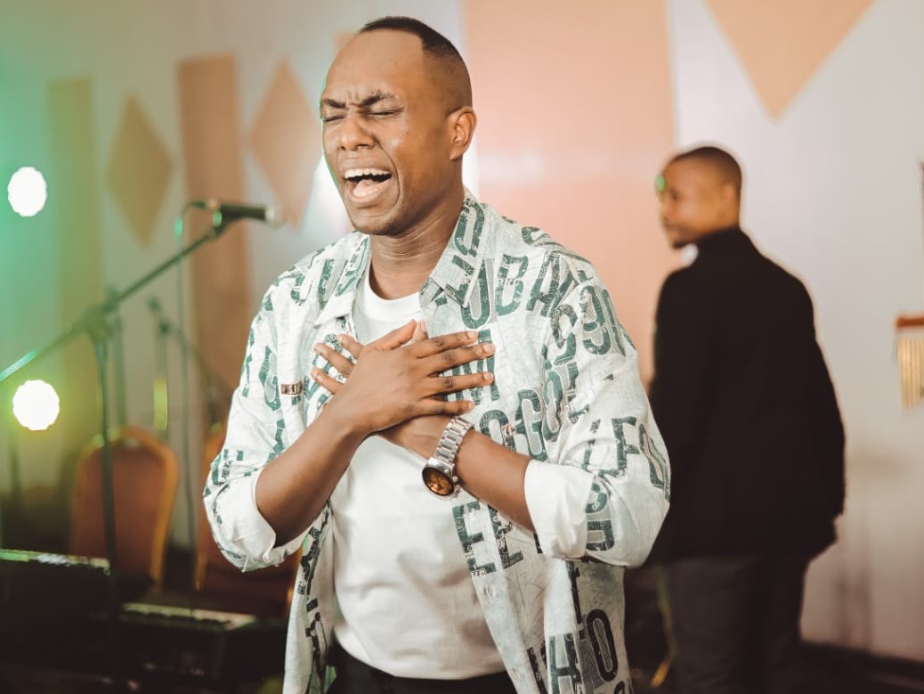 Umuramyi Fiston Iradukunda yagaragaje ibanga abizera bagendana – VIDEO ...
